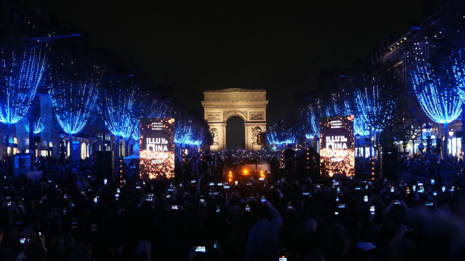 Les Champs-Elysées désormais ornés: top départ pour les illuminations ...